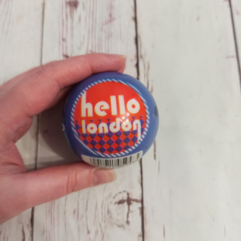 Piłeczka Hello London z Minionkiem i Flagą 7 cm > Edu Pszczółka